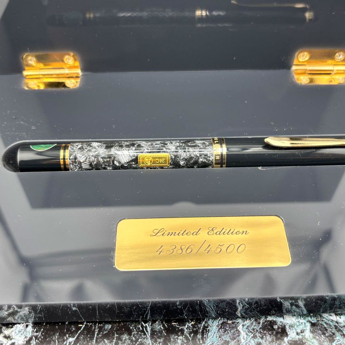 Pelikan Wall Street Limited Edition Fountain Pen - Medium 18kt Gold Ni ...