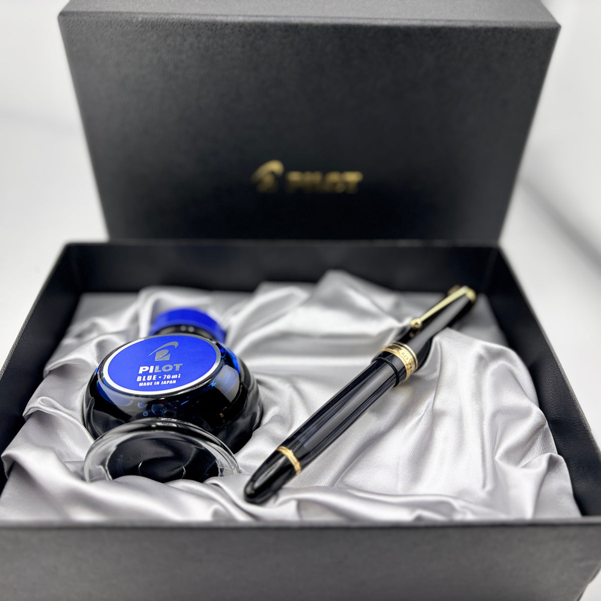 Pilot Custom 823 Black Smoke Gold Trim Piston filler - Medium 14K Nib ...